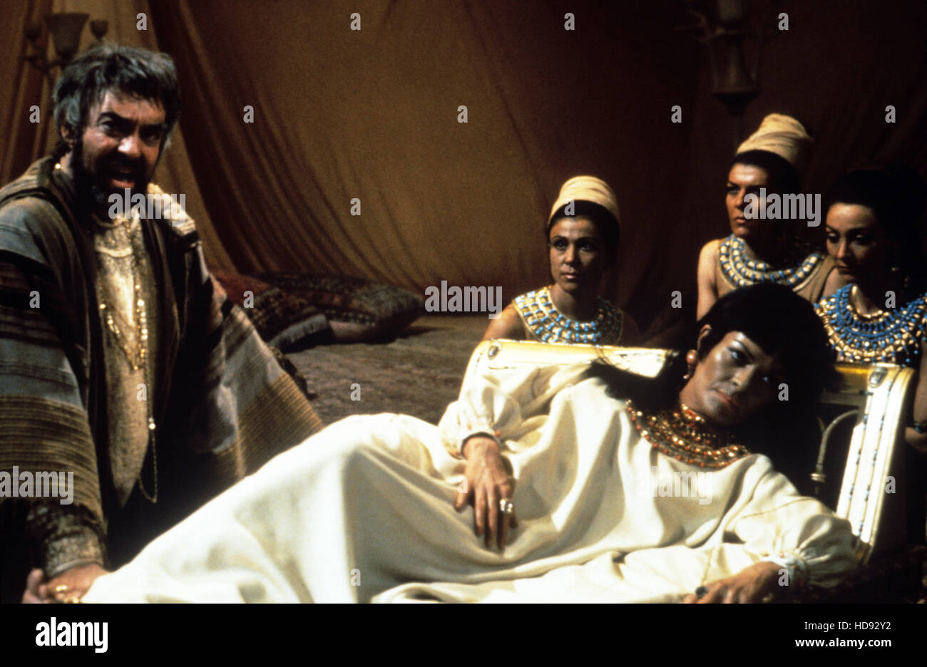 ANTONY AND CLEOPATRA, Richard Johnson (left), Janet Suzman (reclining), 1974 Stock Photo - Alamy