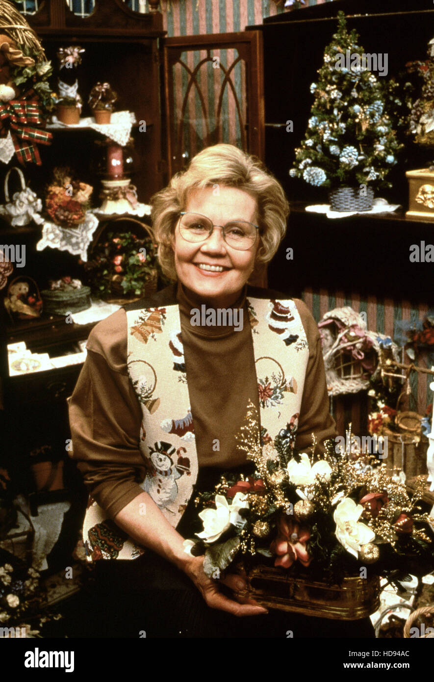 THE CAROL DUVALL SHOW, Carol Duvall, 1994-2005, © HGTV/courtesy Everett ...