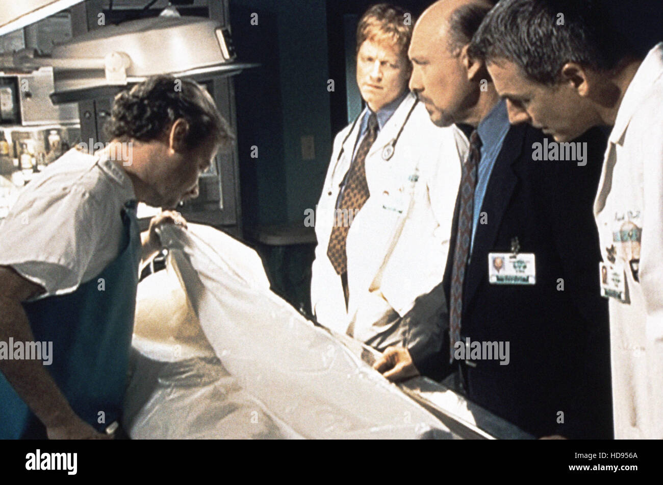 CHICAGO HOPE, Eric Stoltz (center), Hector Elizondo (2nd from right ...