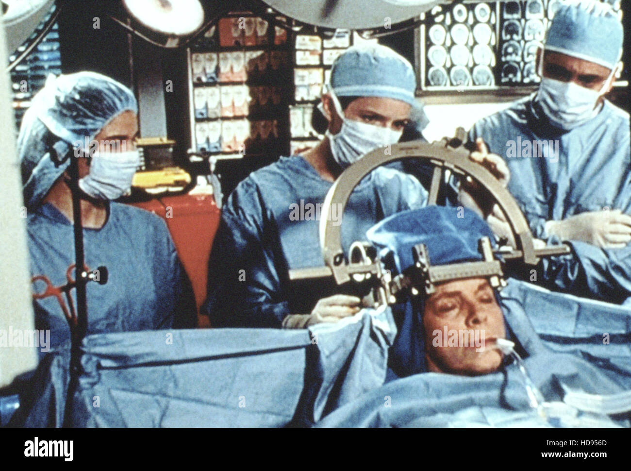 CHICAGO HOPE, Stacy Edwards (back, center), Adam Arkin (back, right ...