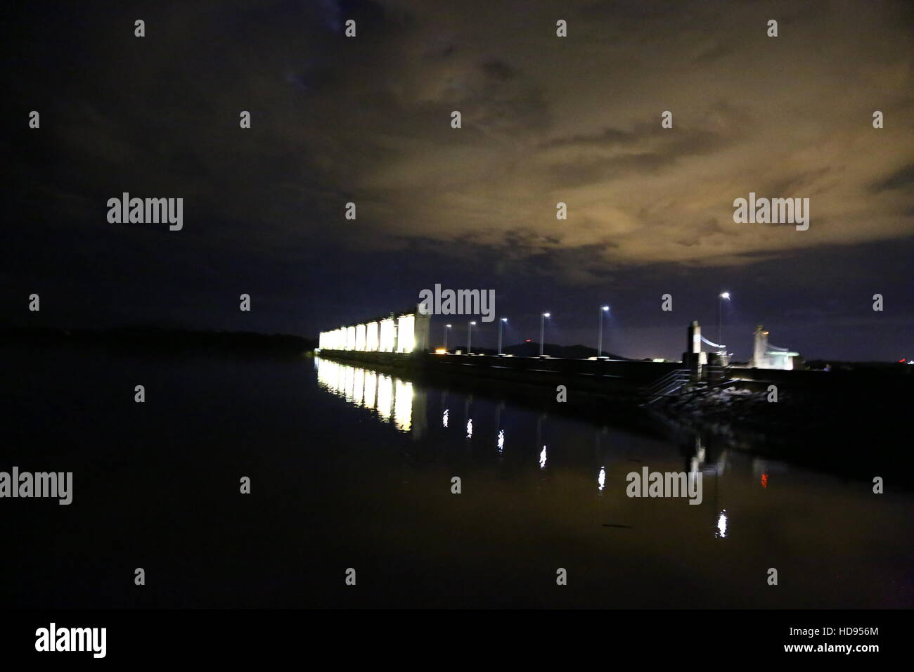 Hume Dame at night street lights clouds Stock Photo - Alamy