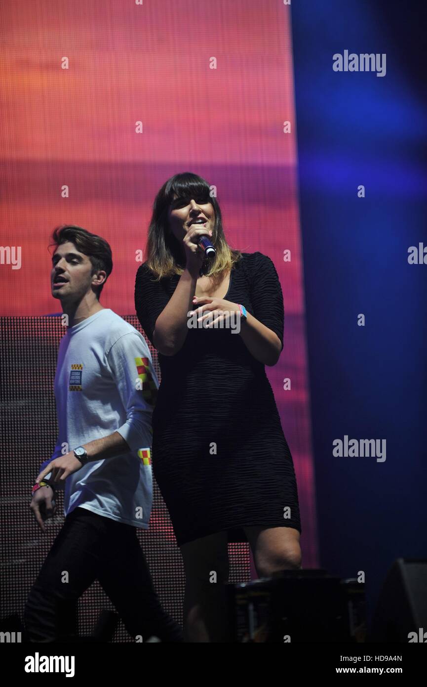 Emily Warren joins The Chainsmokers as they perform on the Grandview ...