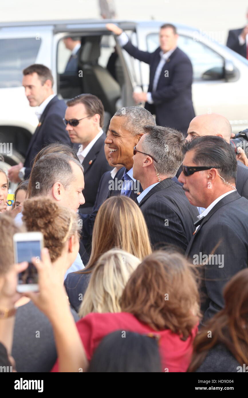 US President Barack greeting supporters at John F. Kennedy ...