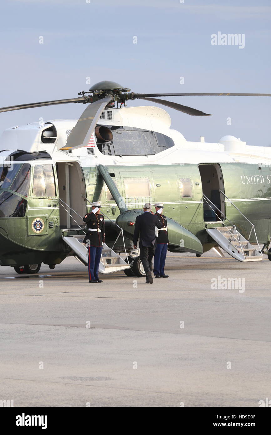 US President Barack Obama boards Marine One after arriving in New York ...