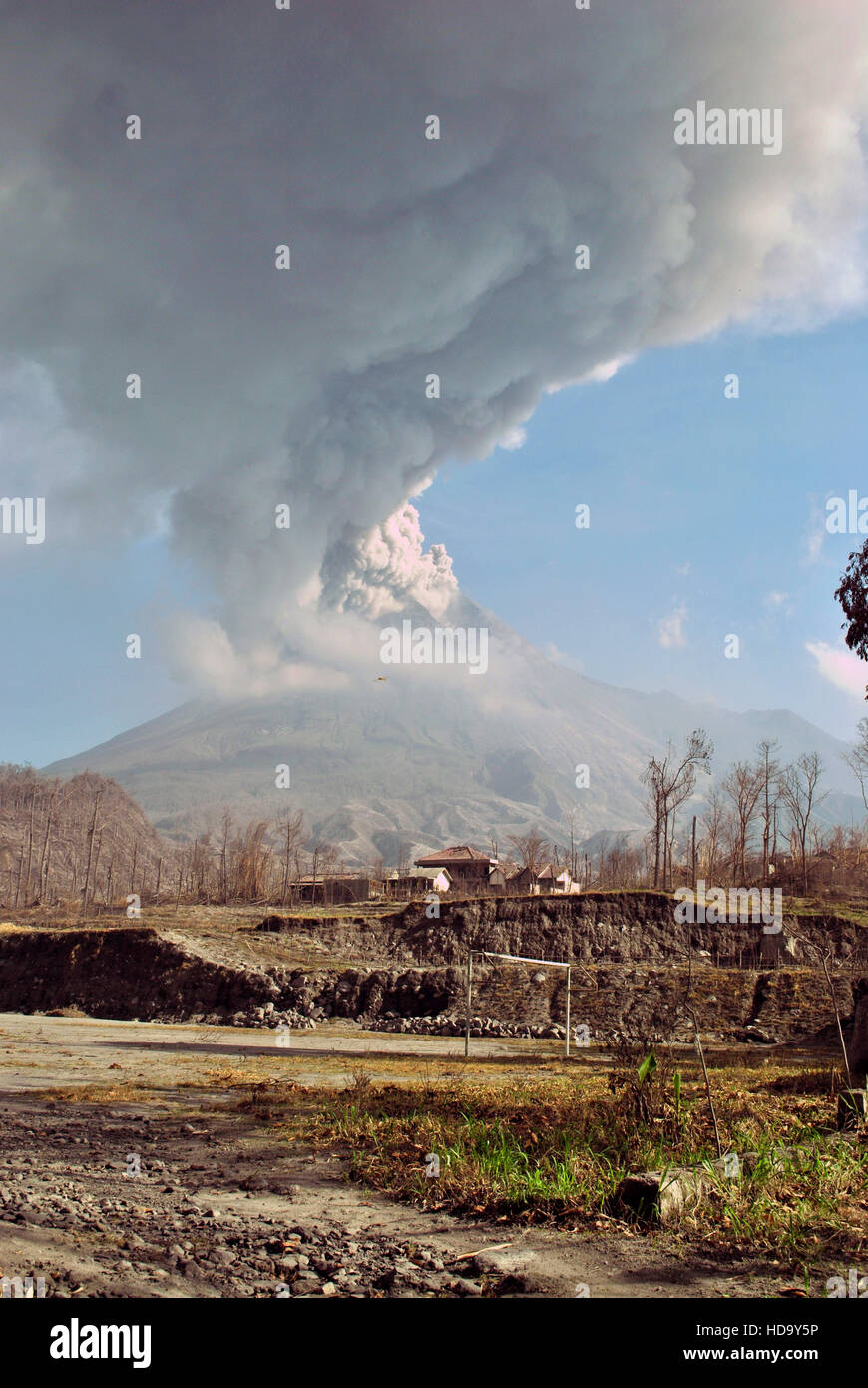 Volcano eruptions in indonesia hi-res stock photography and images - Alamy