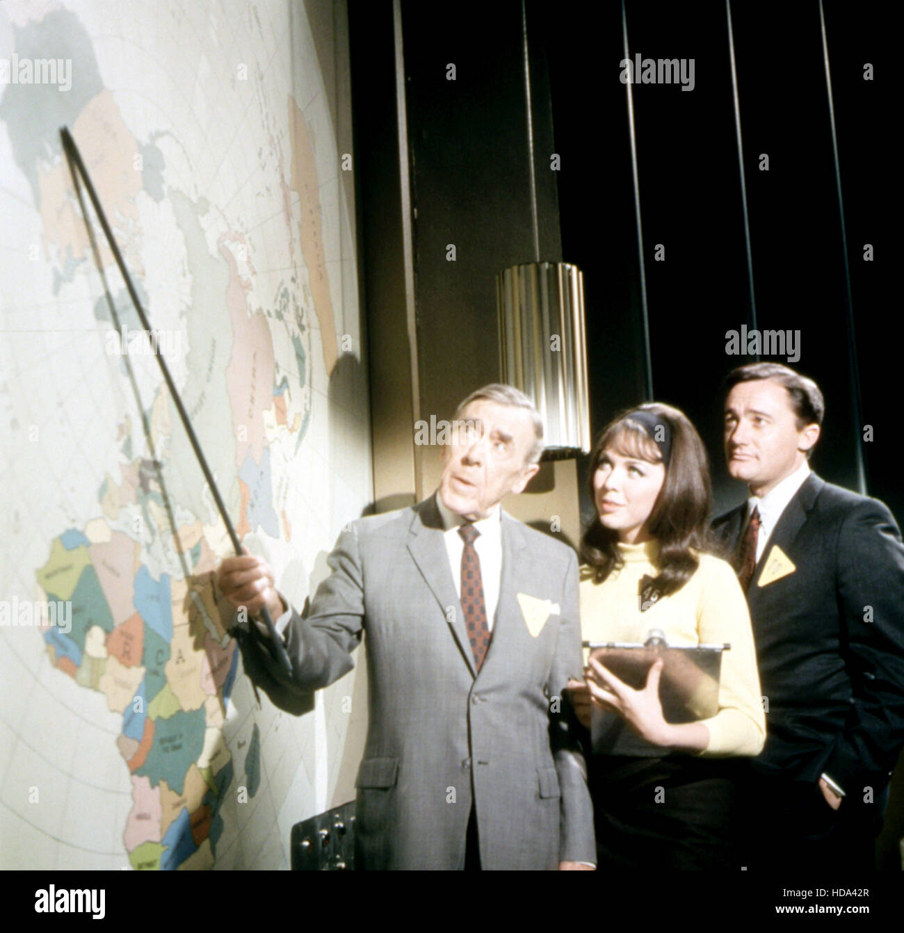 THE MAN FROM U.N.C.L.E., Leo G. Carroll, Barbara Moore, Robert Vaughn ...
