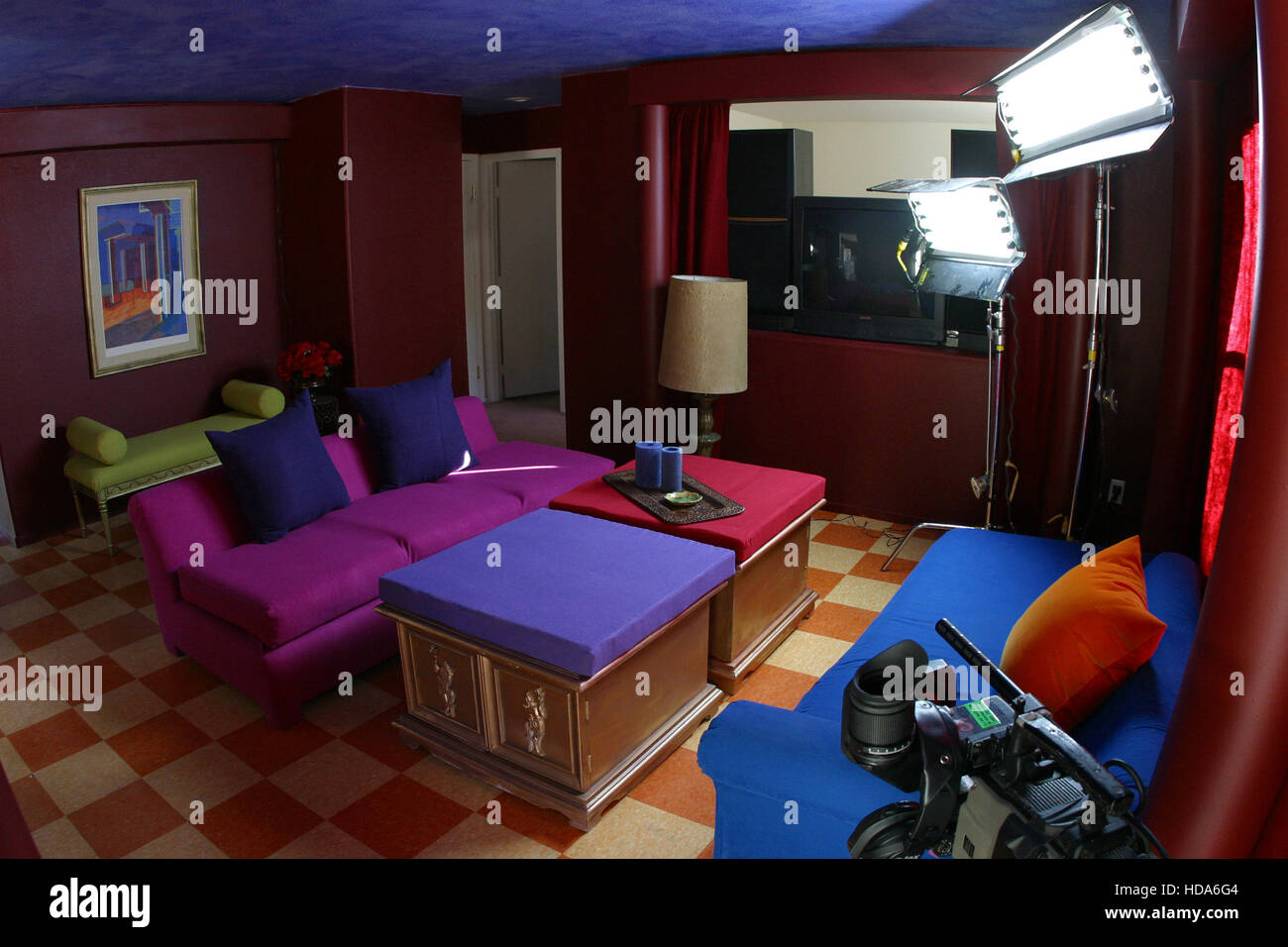 TRADING SPACES, Las Vegas, Hildi's remodeled living room, (Season 4 ...