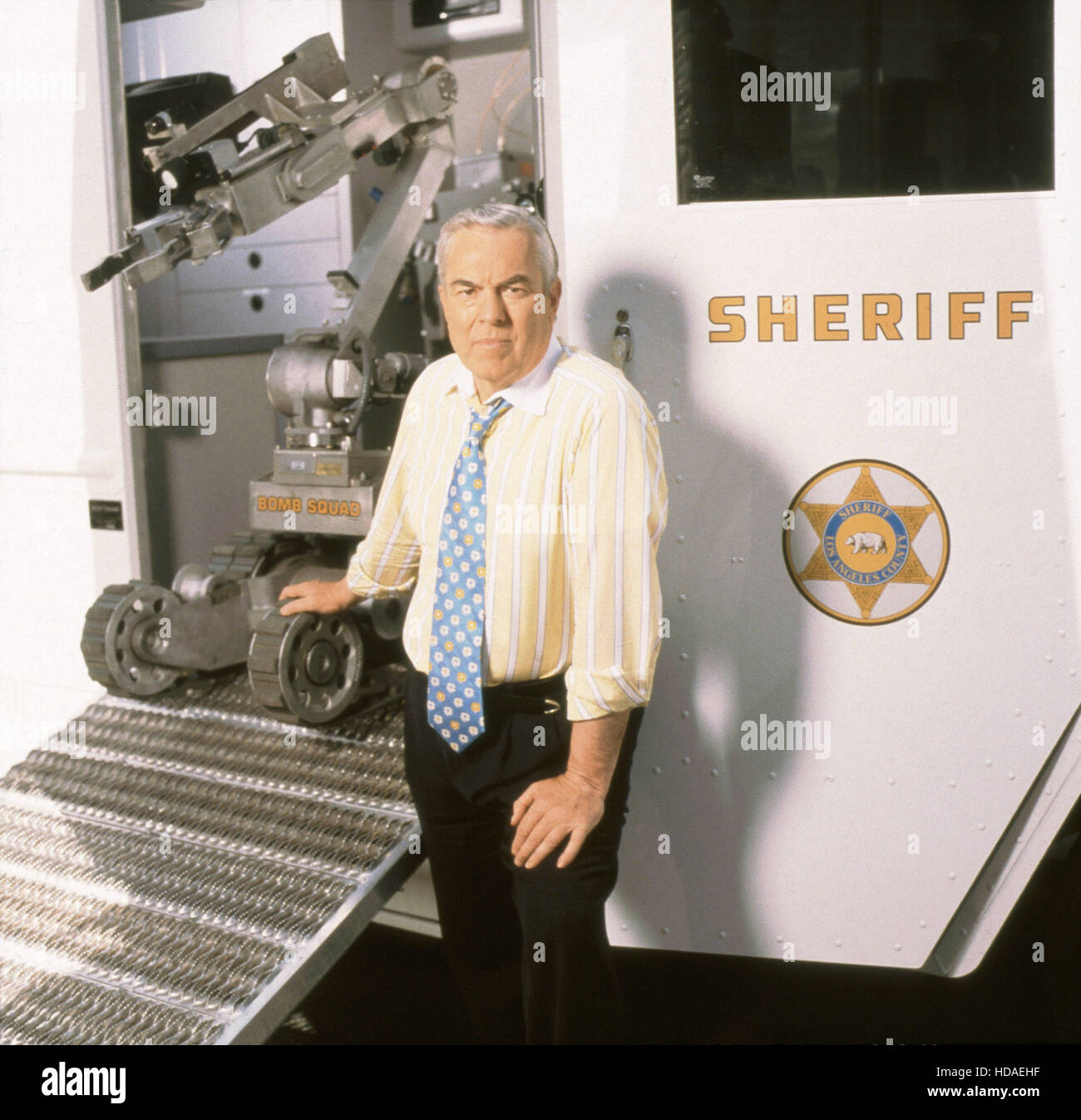 L.A. DETECTIVES, host Bill Kurtis, 1998. © Arnold Shapiro Prod ...