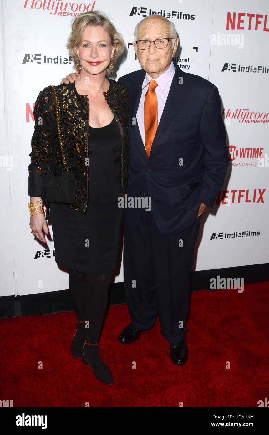 Hollywood, Ca. 09th Dec, 2016. Lyn Lear and Norman Lear at the 32nd ...