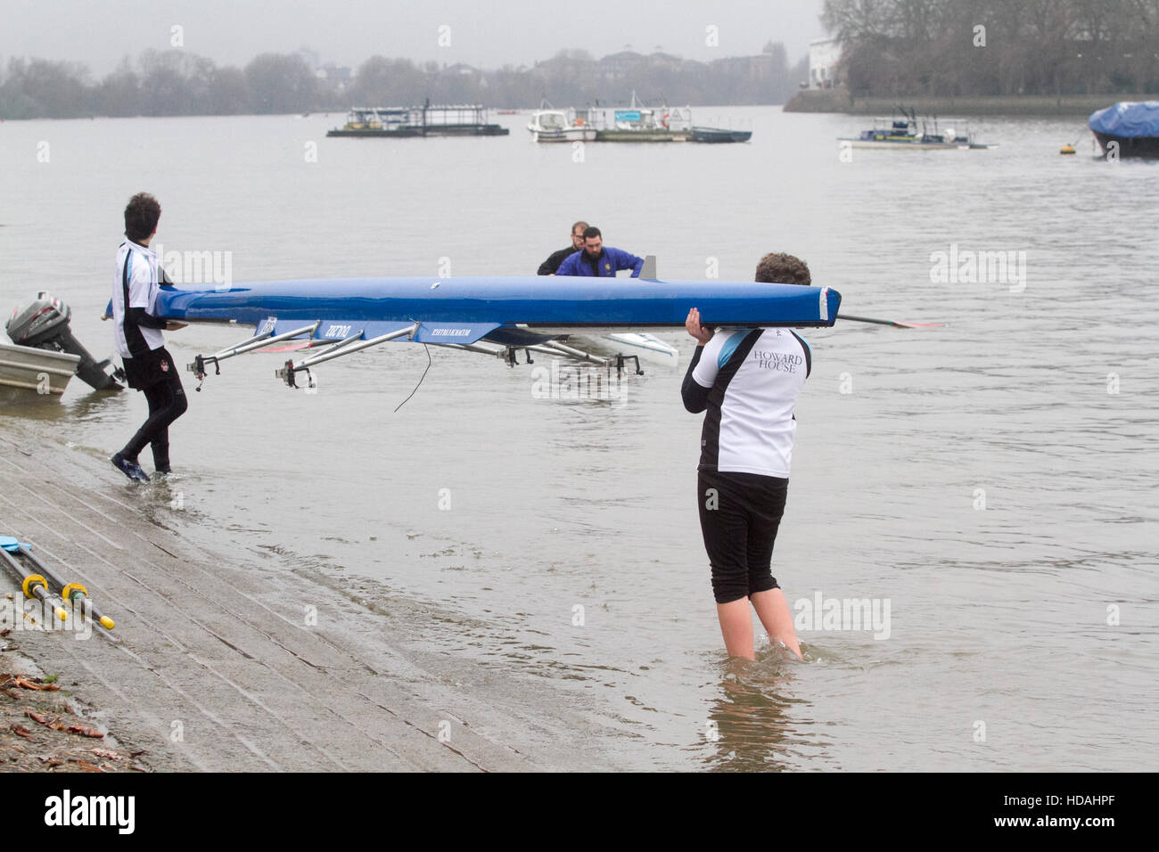 Putney, London UK. 10th December 2016. Rowing clubs practice on the ...