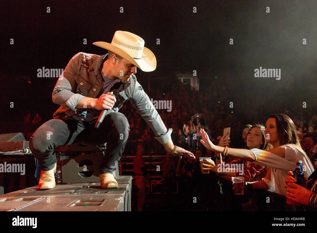 Moline, Illinois, USA. 9th Dec, 2016. DUSTIN LYNCH performs live at the ...