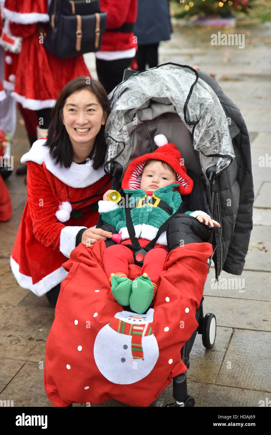 London, UK. 10th Dec, 2016. Santacon London with hundreds of people ...