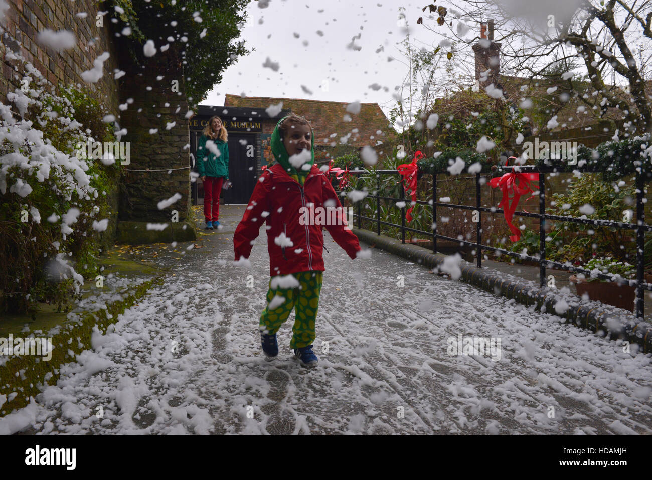 Children playing shops hi-res stock photography and images - Alamy