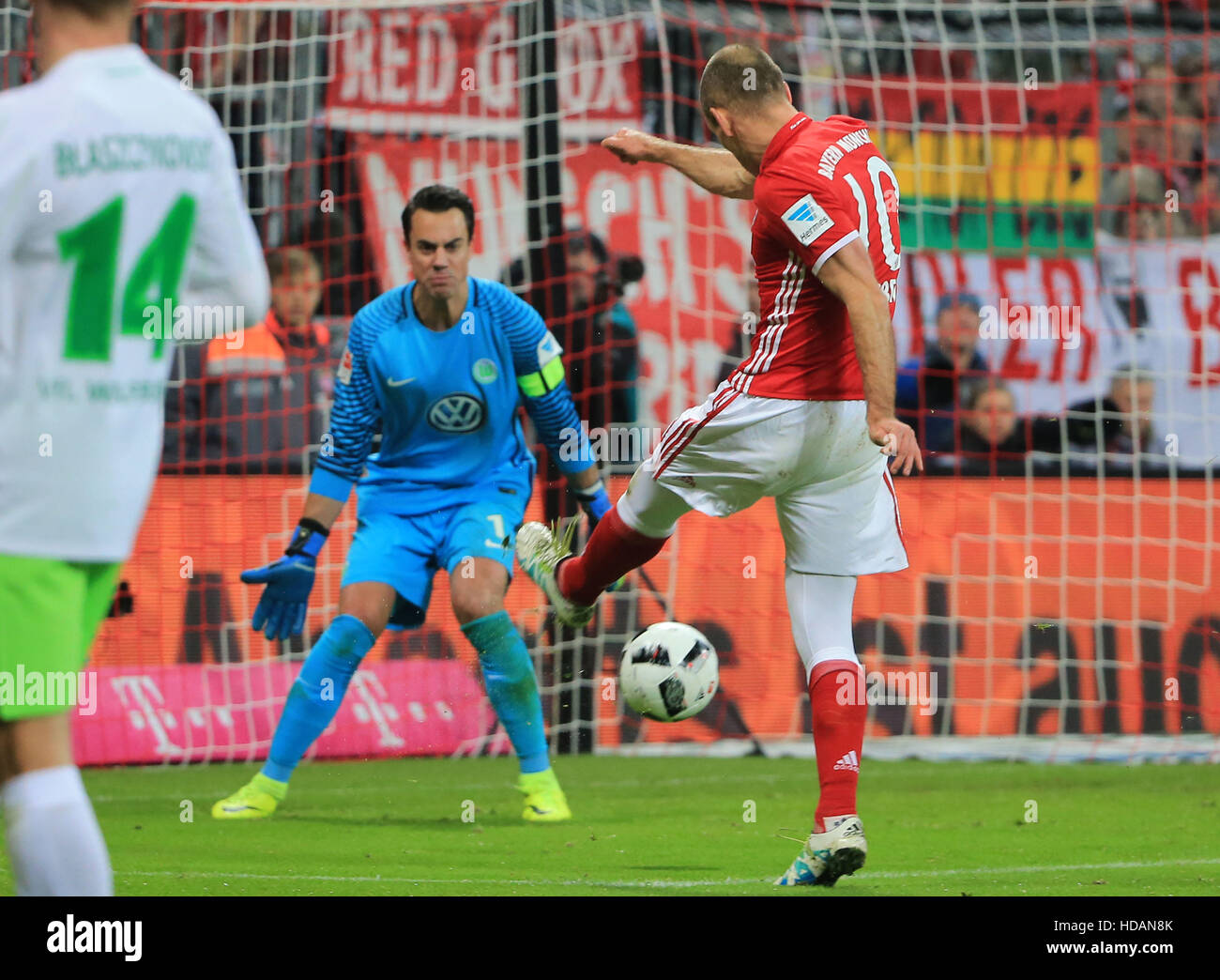 Munich, Germany. 10th Dec, 2016. Bayern's Arjen Robben (R) shoots ...