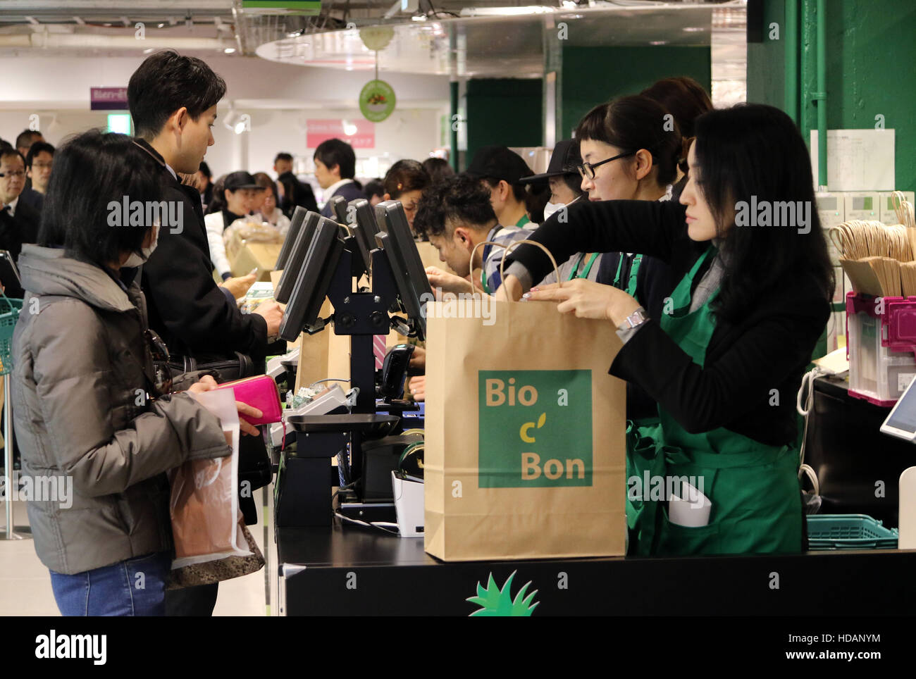 Japan supermarket cashier hi-res stock photography and images - Alamy