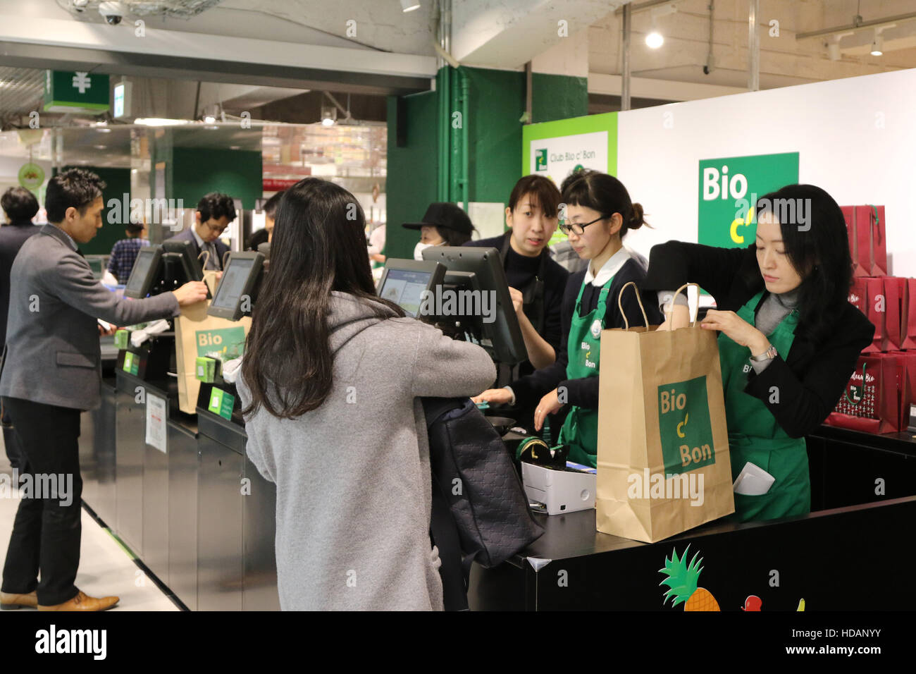 Japan supermarket cashier hi-res stock photography and images - Alamy