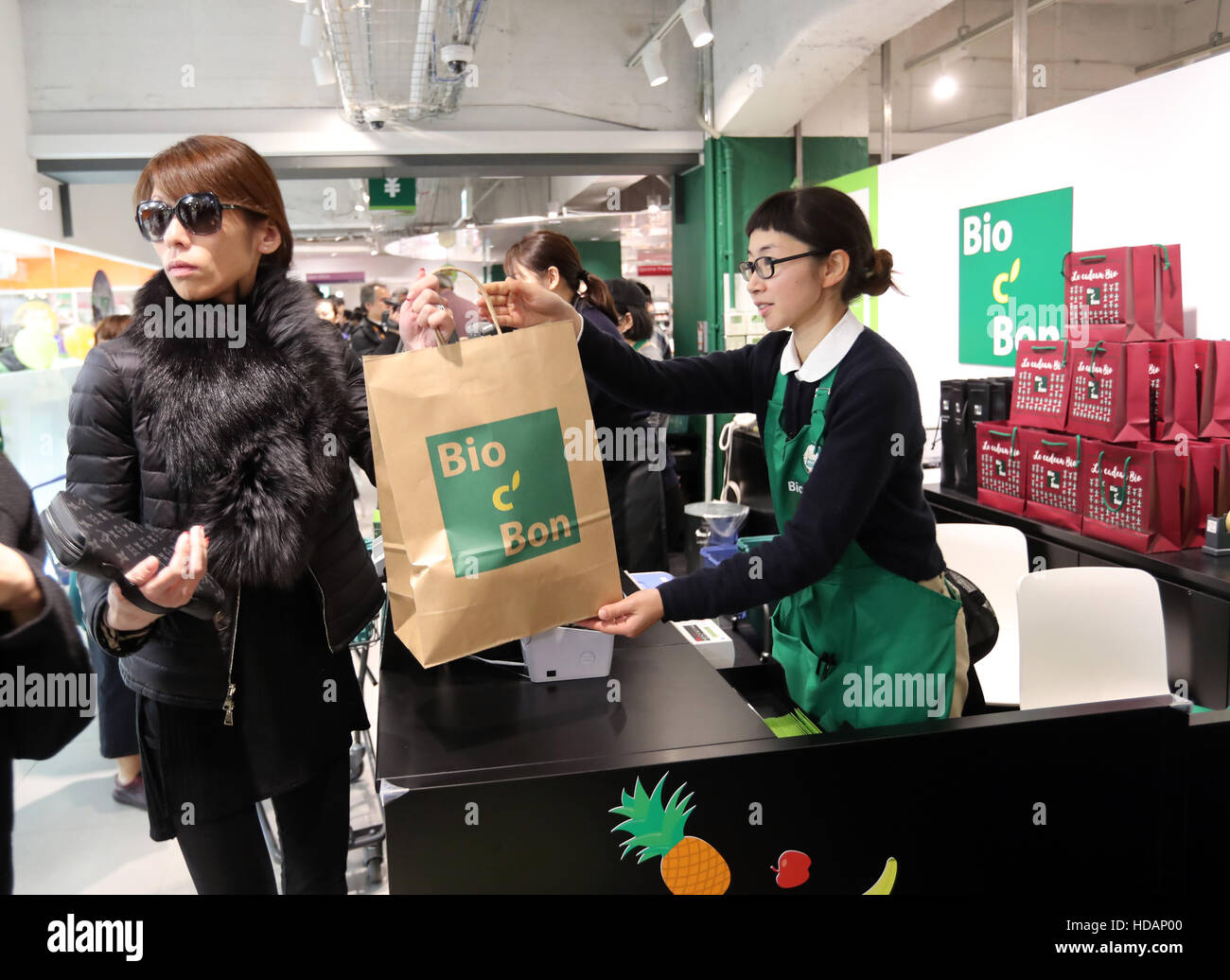 Japan supermarket cashier hi-res stock photography and images - Alamy