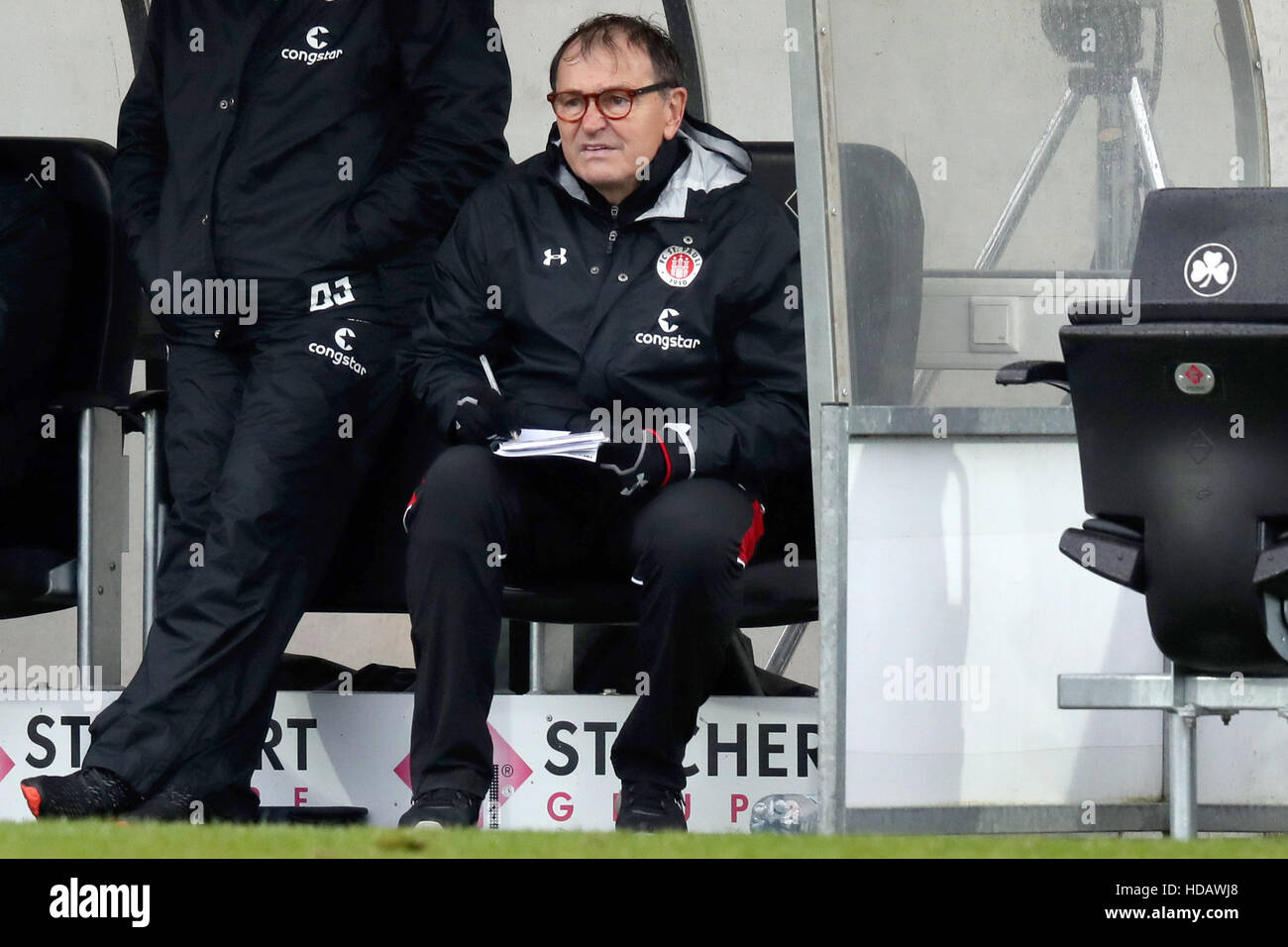 Sidelines football match bench hi-res stock photography and images - Alamy