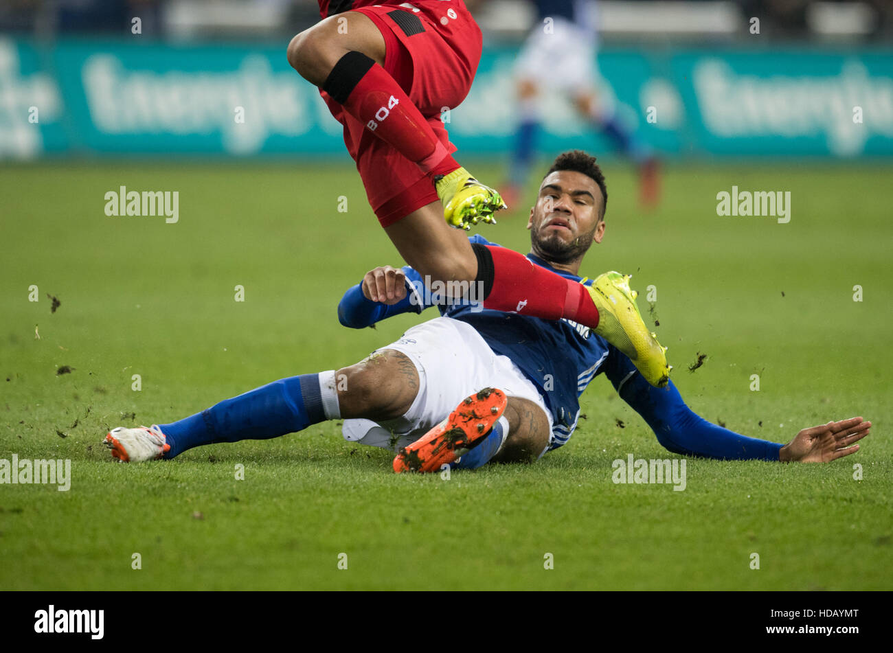Schalke's Eric Maxim Choupo-Moting (under) and Benjamin Henrichs of ...
