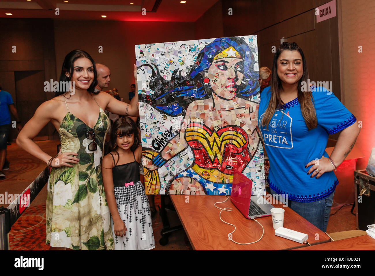 RIO DE JANEIRO, RJ - 11.12.2016: BAZAR DA PRETA - Singer Daya Light ...
