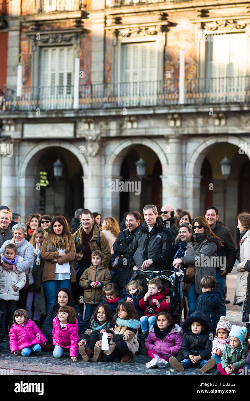 Crowds gathers to watch street entertainment at Plaza mayor, Madrid ...