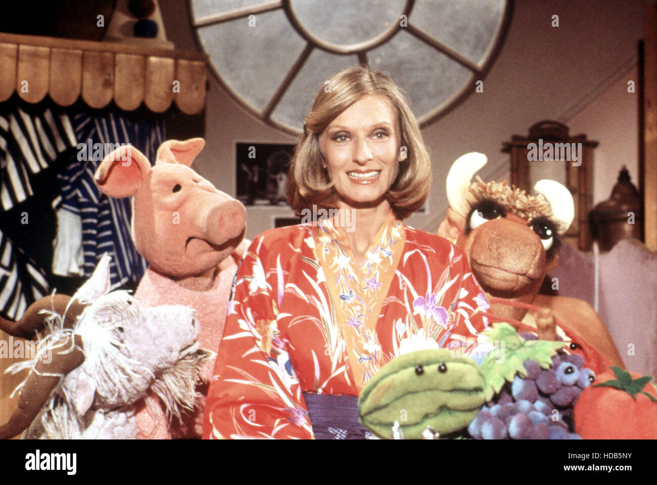 THE MUPPET SHOW, Cloris Leachman (center), (Season 2, aired December 7 ...