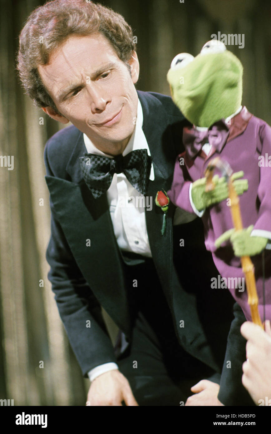 THE MUPPET SHOW, (from left): Joel Grey, Kermit the Frog, (Season 1 ...
