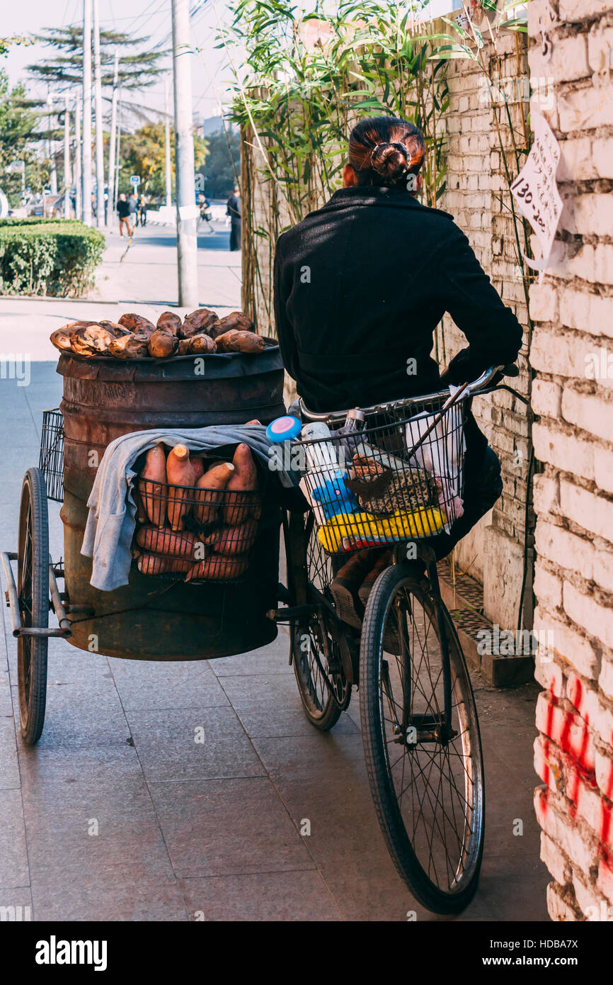 Roasted sweet potato vendor hi-res stock photography and images - Alamy