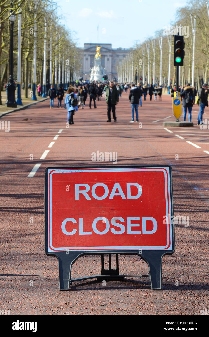 Road closed. The Mall towards Buckingham Palace closed to road traffic ...