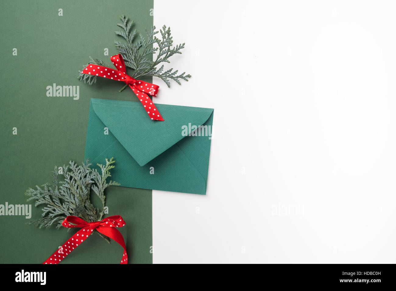 Green envelope on christmas holiday background. Flat lay Stock Photo ...