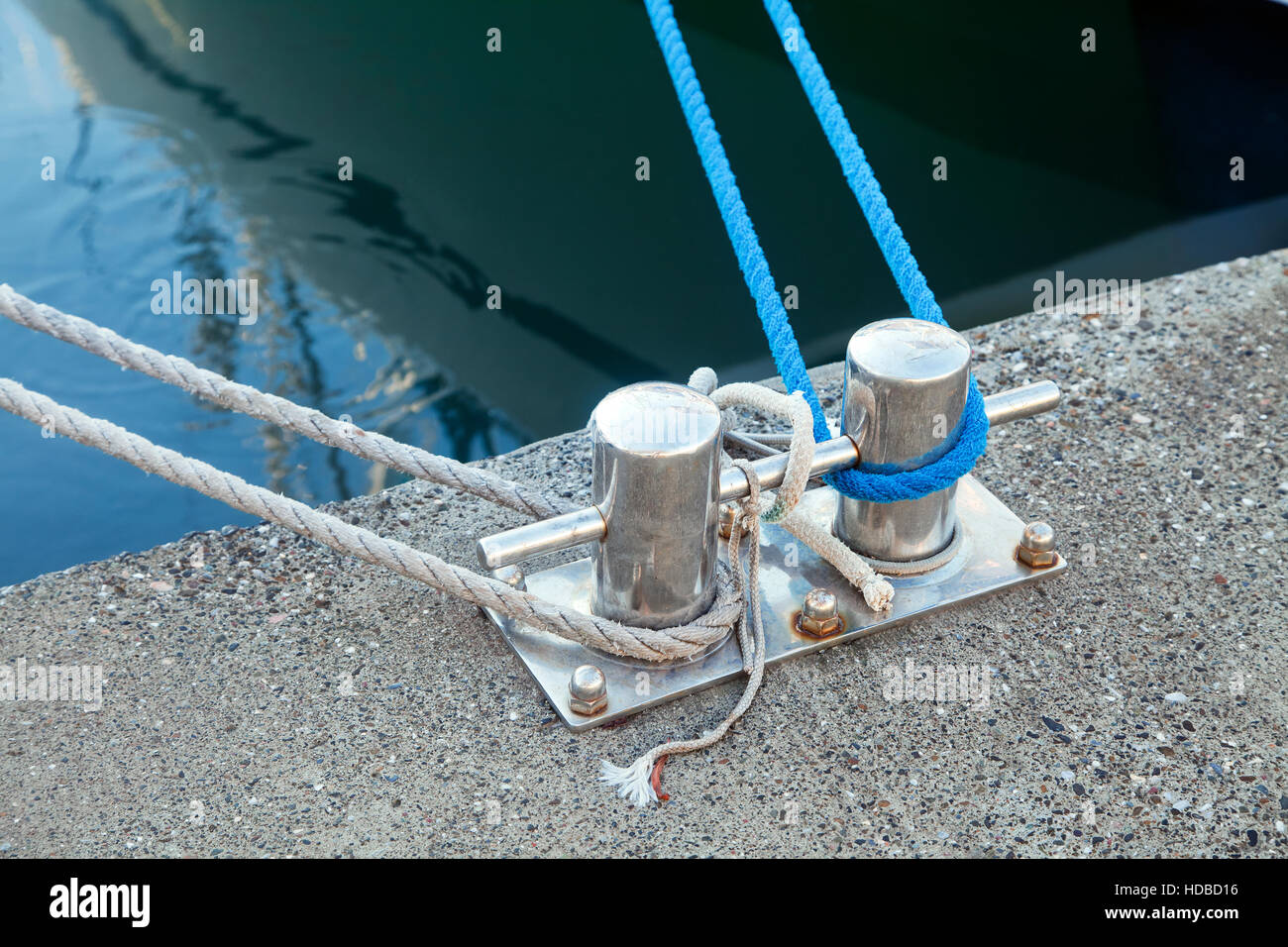 Ship rope on mooring bollard hi-res stock photography and images - Alamy