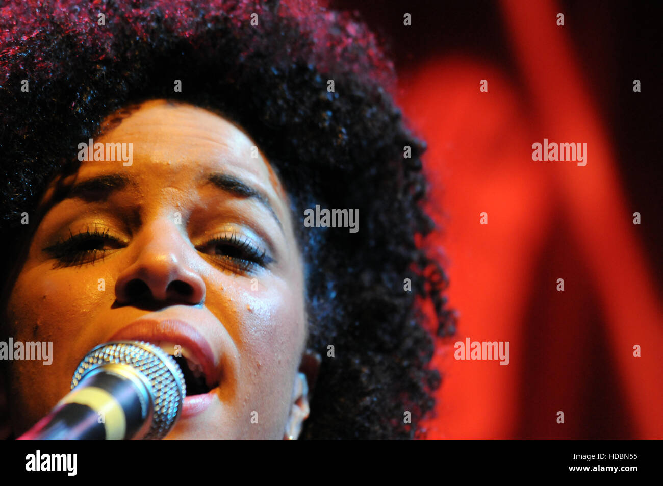 Irish singer hi-res stock photography and images - Alamy