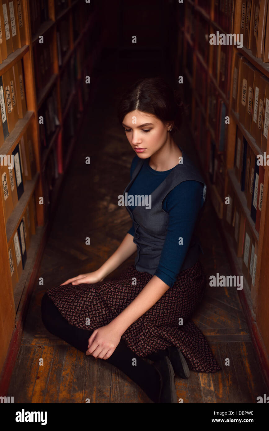 Girl reading book library floor hi-res stock photography and images - Alamy
