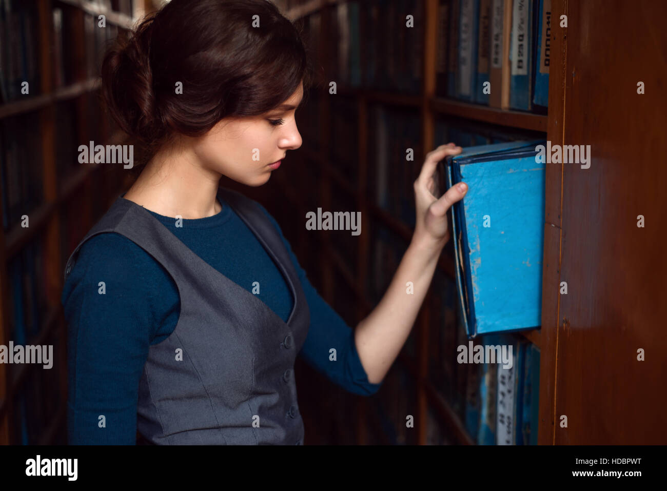 Student reading book from shelf hi-res stock photography and images - Alamy