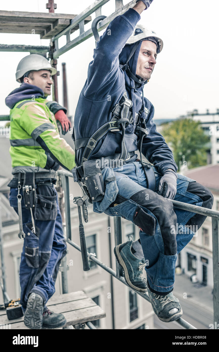 Scaffold workers hi-res stock photography and images - Alamy