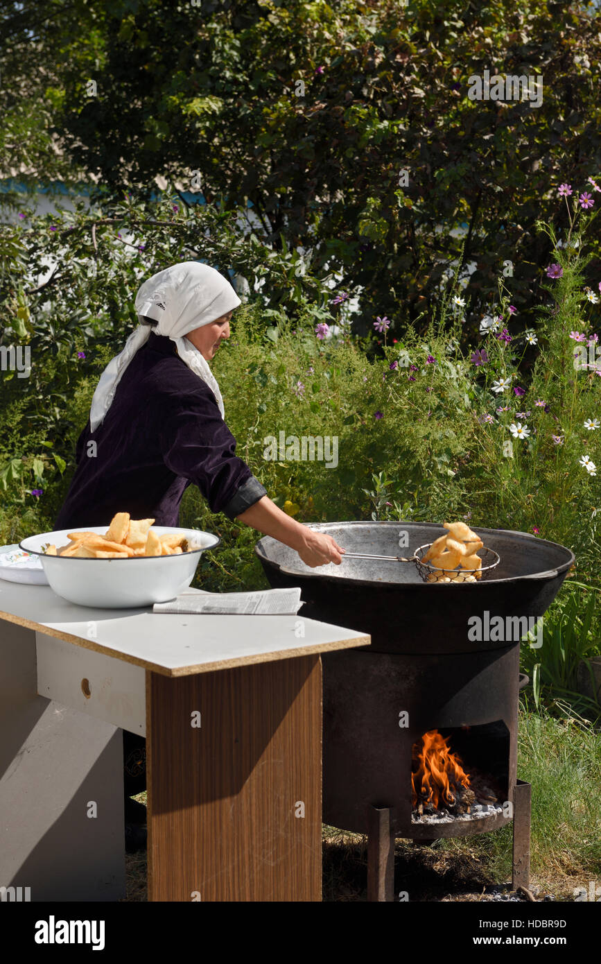 Woman cooking outdoor hi-res stock photography and images - Alamy