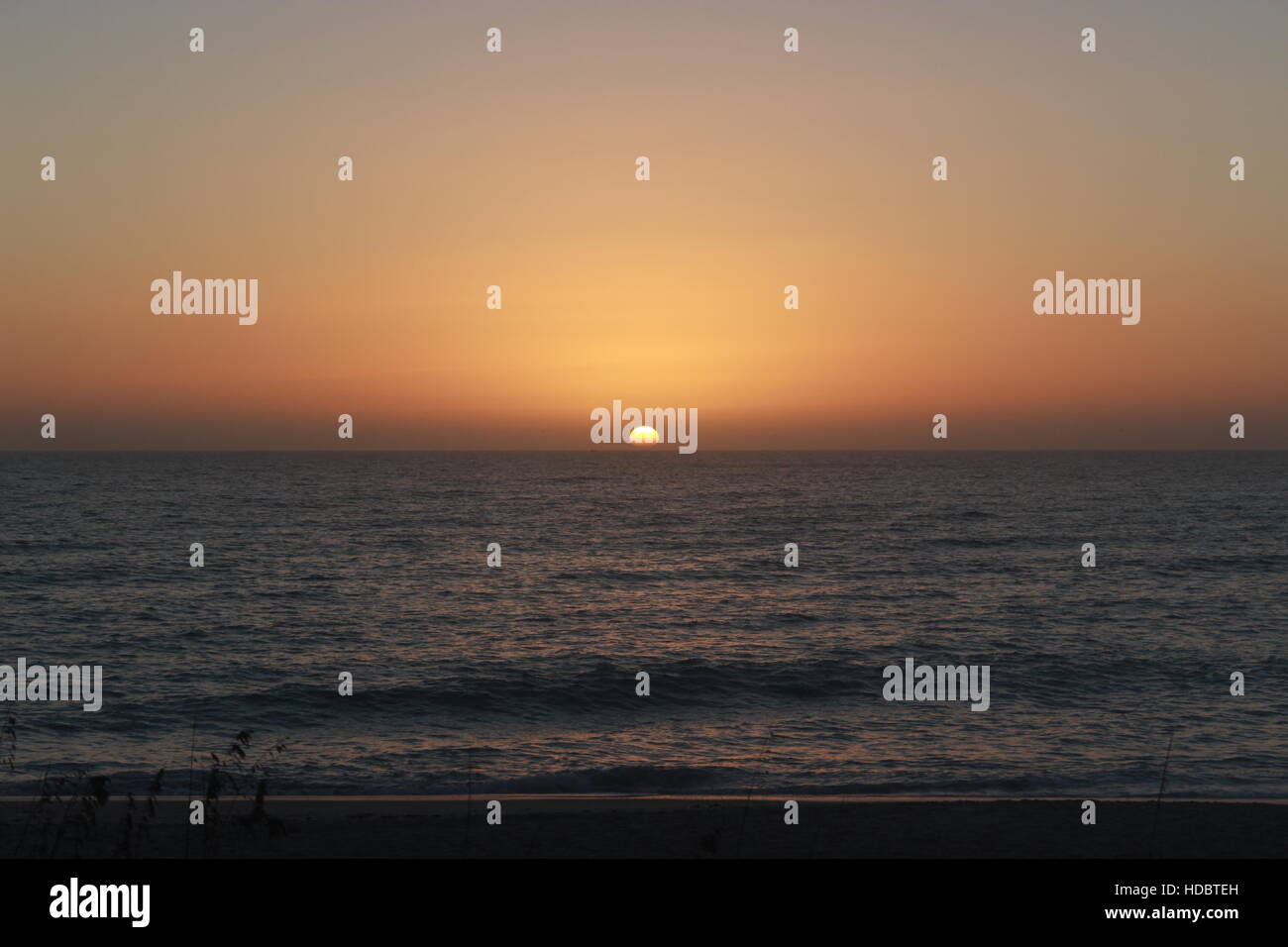 Beautiful sunset over gulf mexico hi-res stock photography and images ...