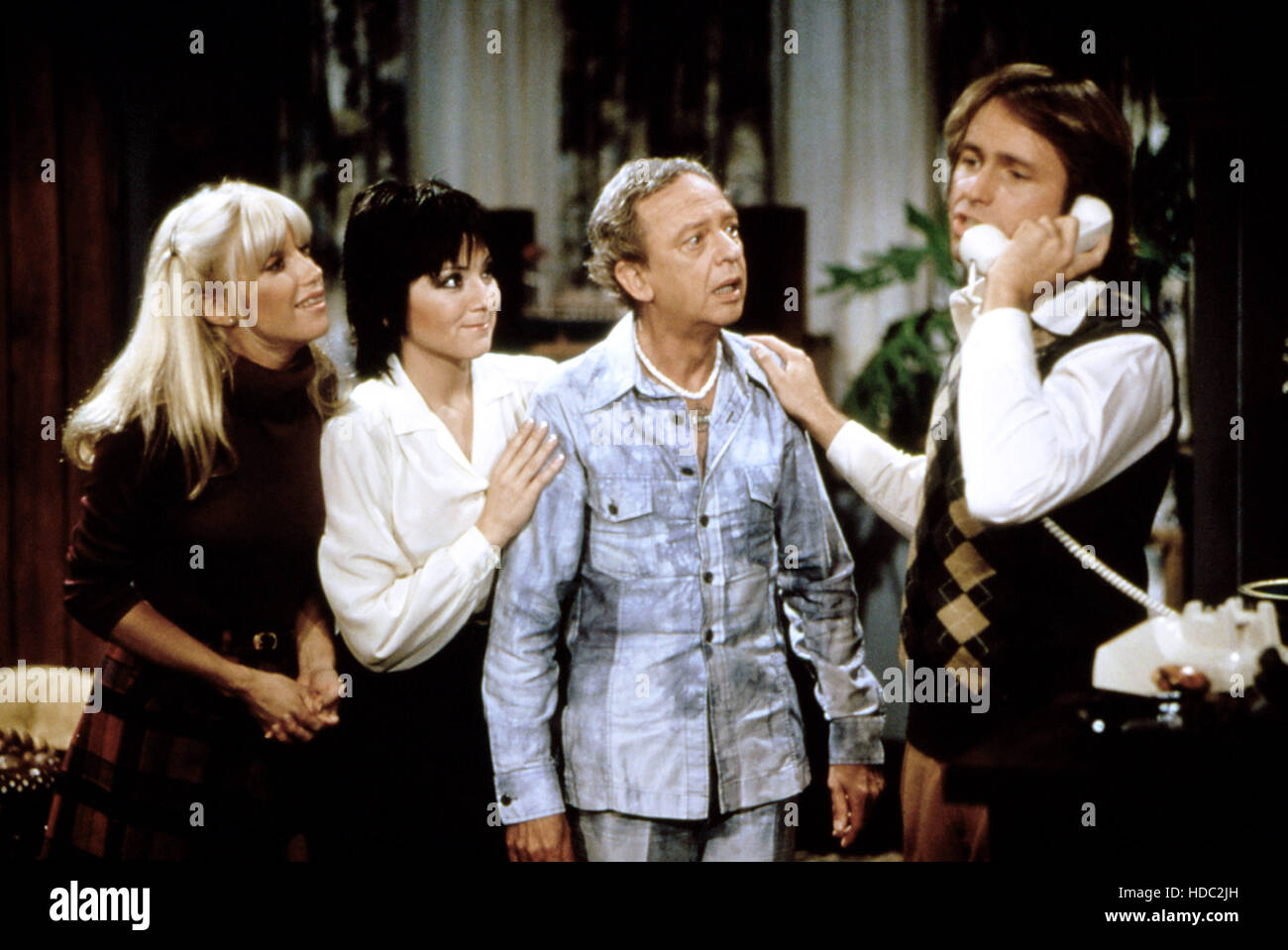 THREE'S COMPANY, Suzanne Somers, Joyce DeWitt, Don Knotts, John Ritter, 1977-84 Stock Photo - Alamy