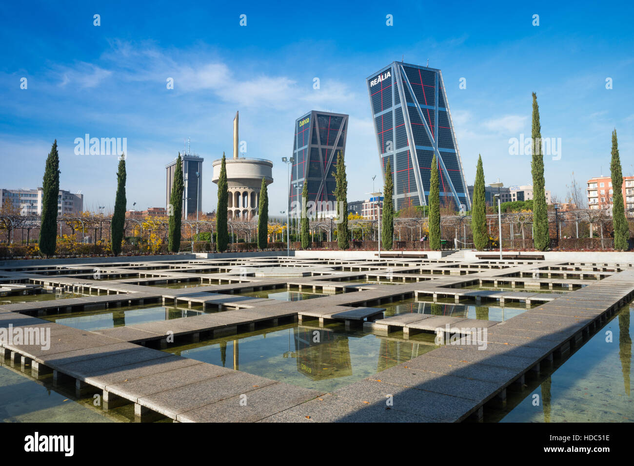 Parque cuarto depósito with Kio towers. Madrid, Spain Stock Photo - Alamy