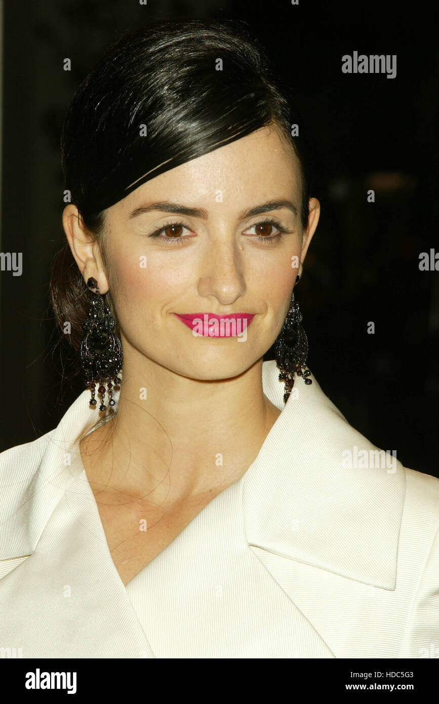 Penelope Cruz poses at the world premiere of Gothika at the Mann ...