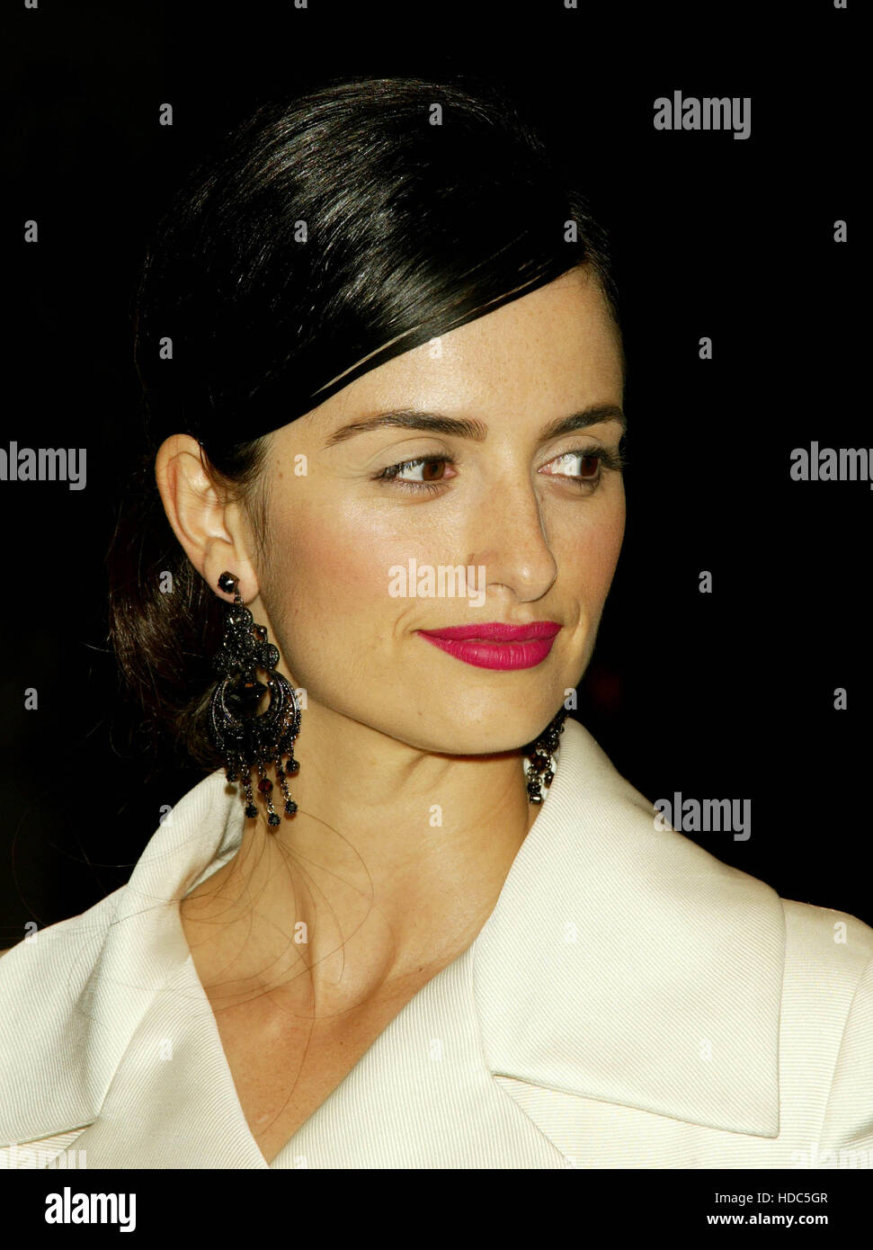 Penelope Cruz poses at the world premiere of Gothika at the Mann ...