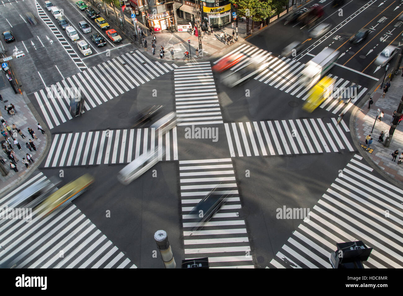 Busy crosswalk intersection ginza tokyo hi-res stock photography and ...