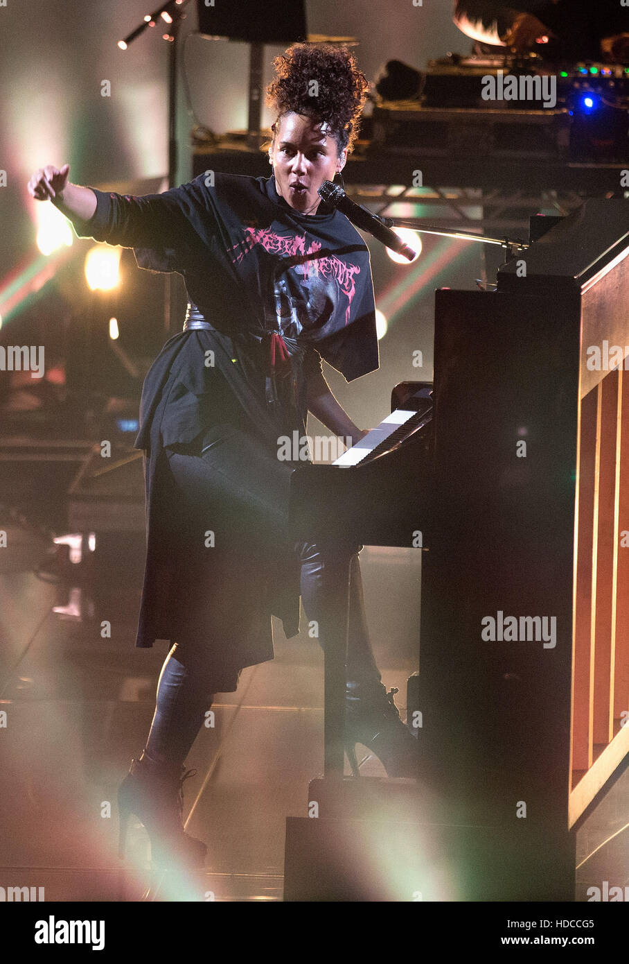 Performing music alicia keys hi-res stock photography and images - Alamy