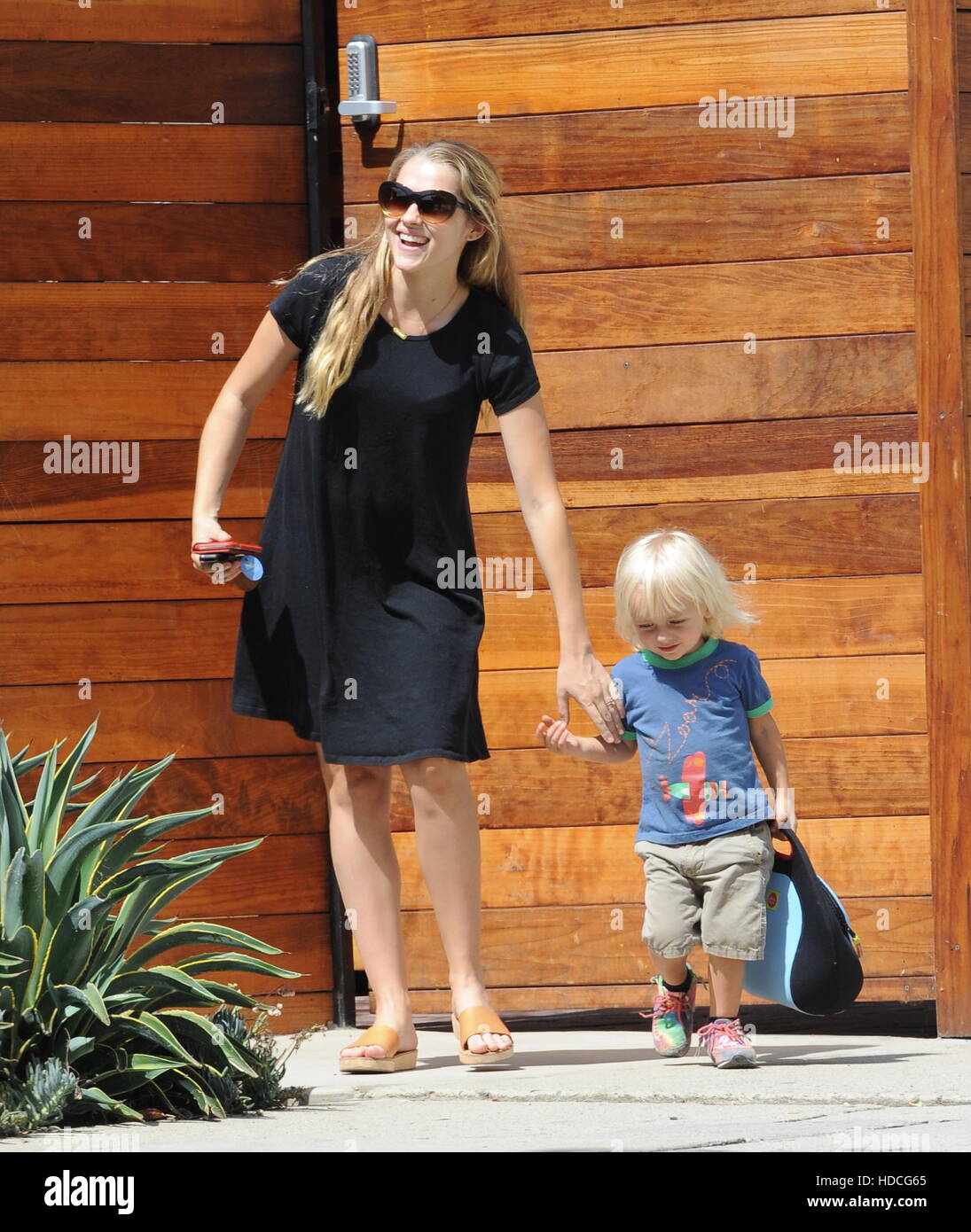 A pregnant Teresa Palmer picks up her son Bodhi from school Featuring ...