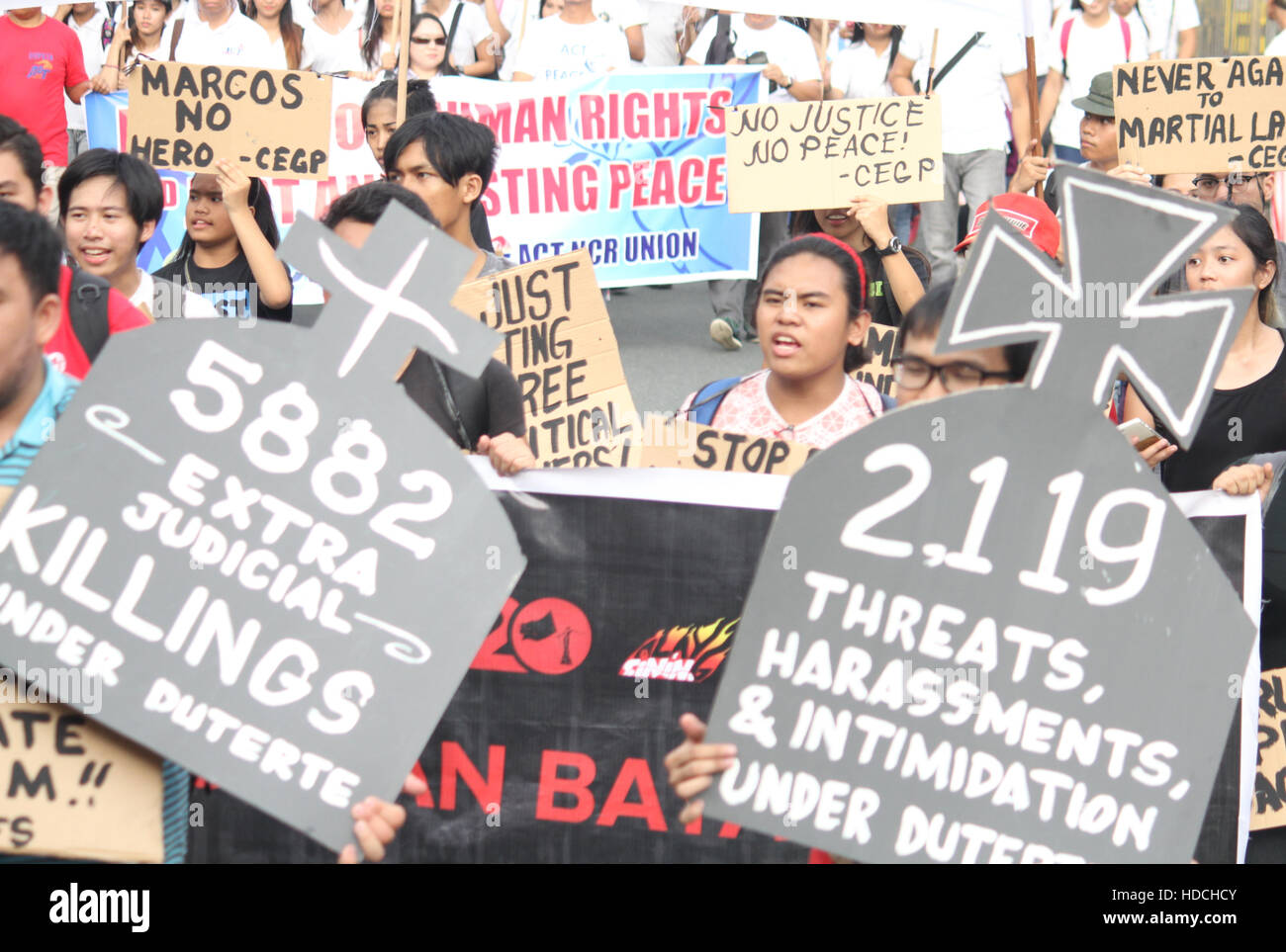 Manila, Philippines. 10th Dec, 2016. Filipino protesters hold a ...