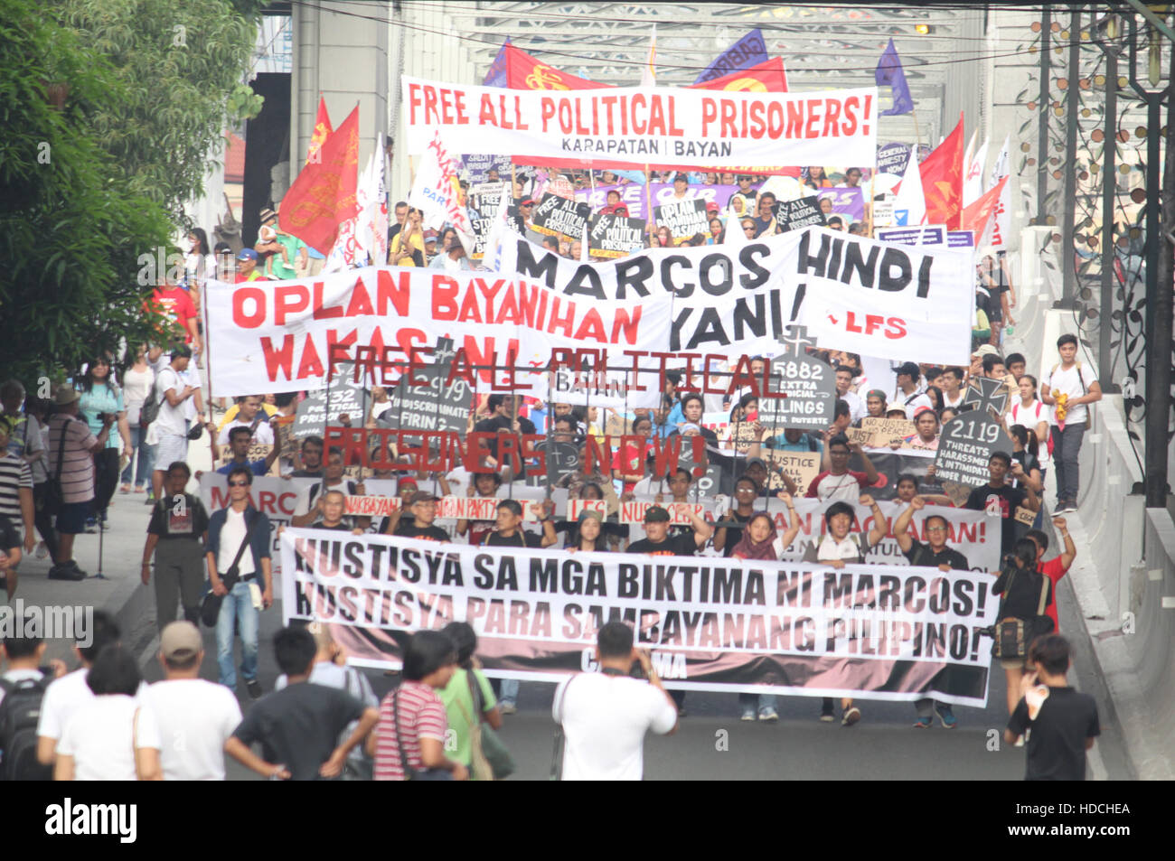 Manila, Philippines. 10th Dec, 2016. Filipino protesters hold a ...