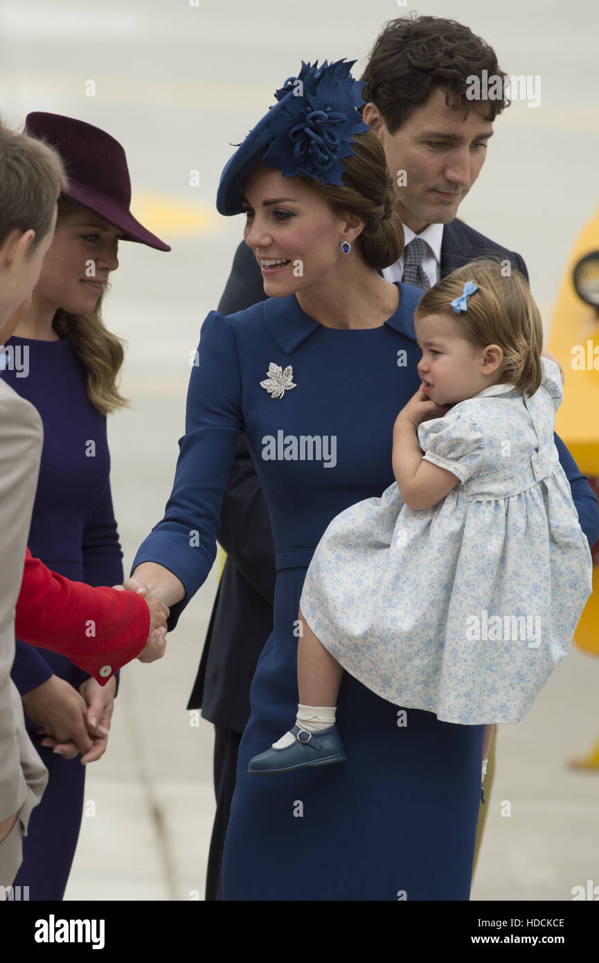 The Duke and Duchess of Cambridge arrive with Prince George and ...