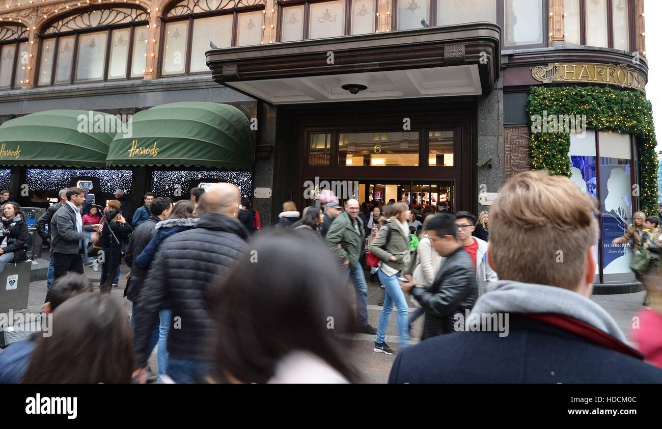 The packed pavements outside harrods department store hi-res stock ...