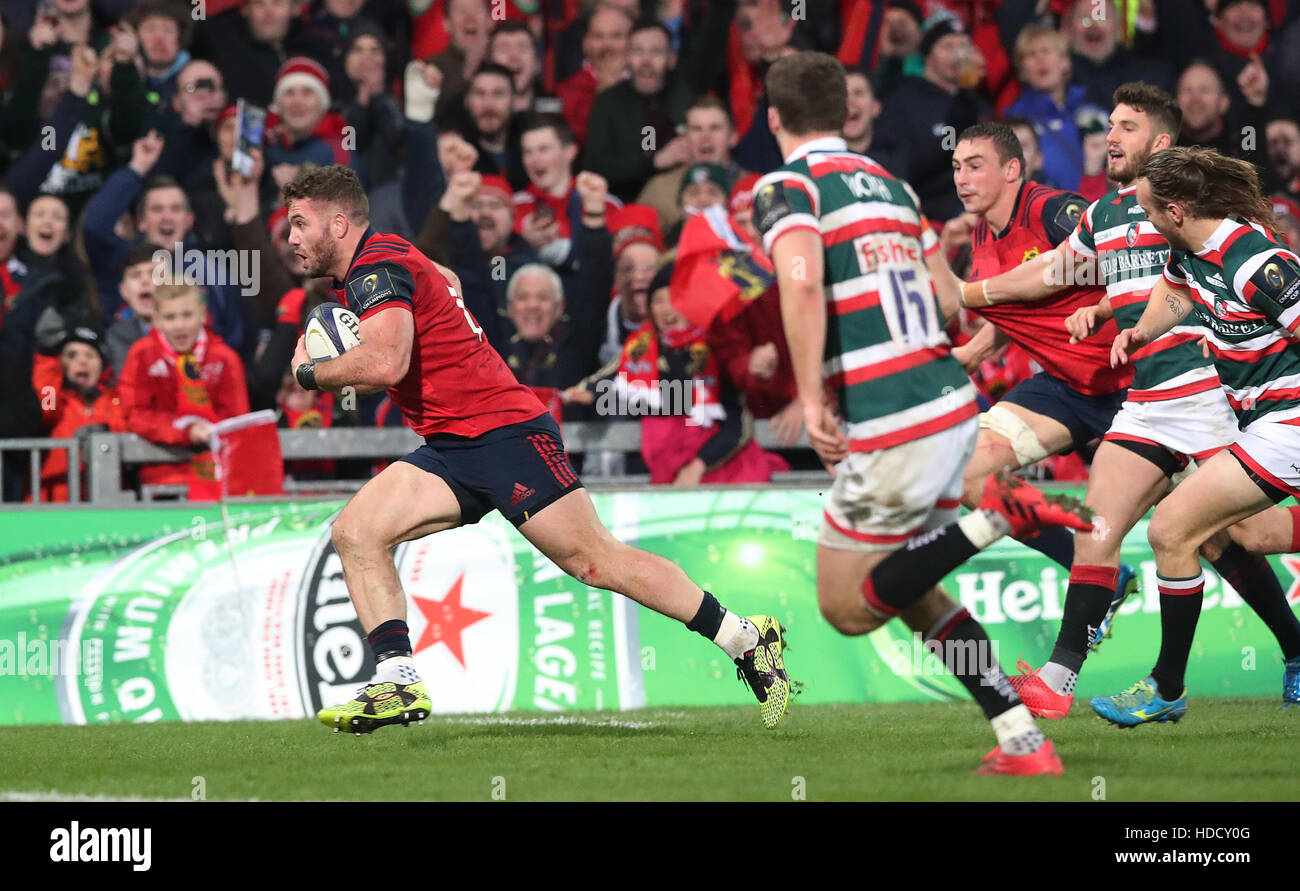 Munster's Jaco Taute on the way to scoring his side's third try during ...