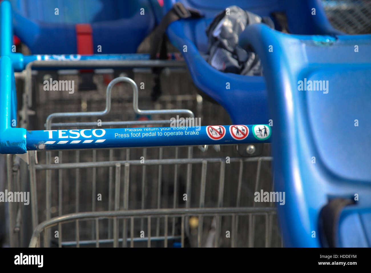 Tesco extra parking shop shopping hi-res stock photography and images ...